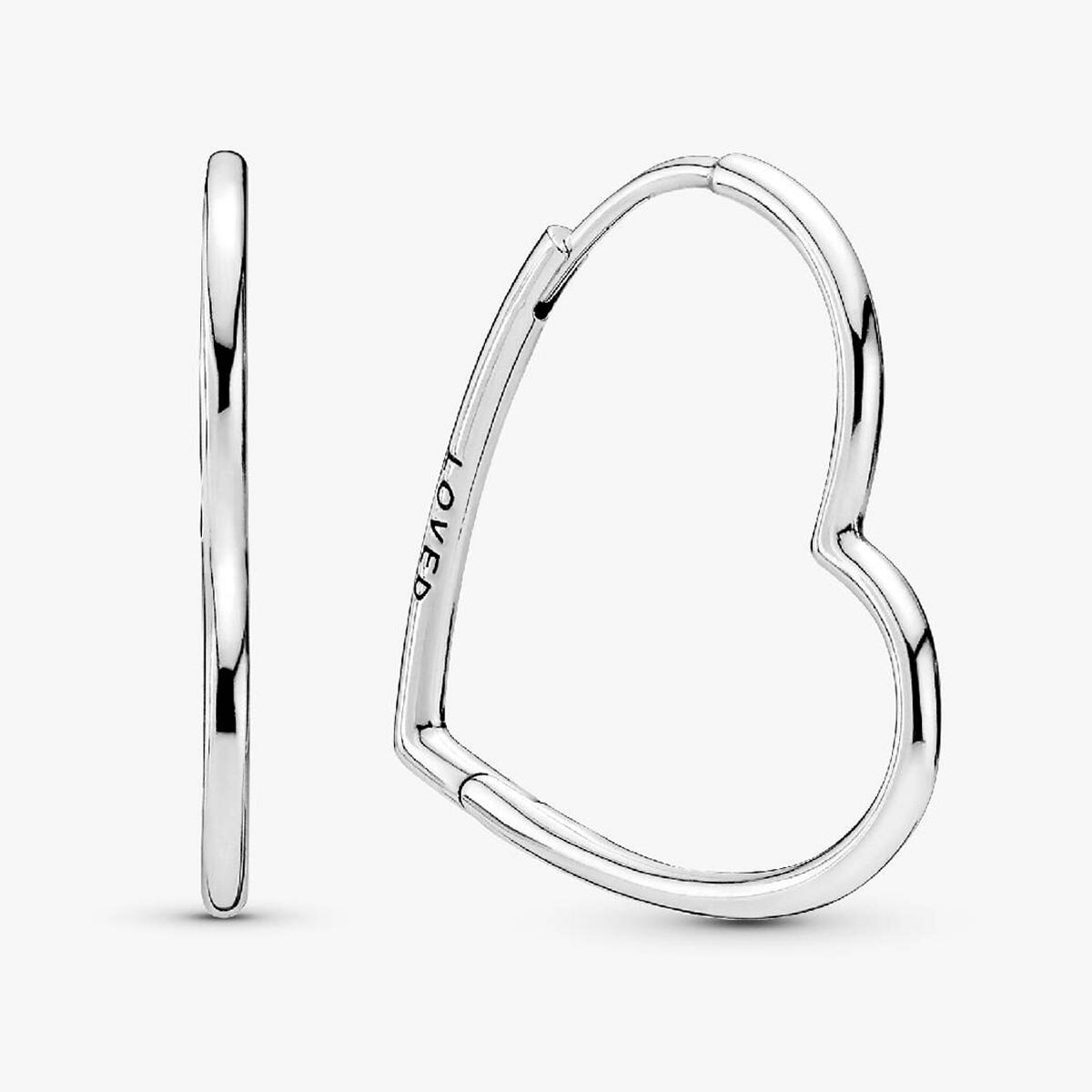 PANDORAは1982年にデンマーク・コペンハーゲンで誕生しました。現在、世界では100カ国以上で展開しているジュエリーブランドです。手ごろな価格でありながら、高品質な素材で手仕上げの精巧な作りが魅力です。あなたの耳元を愛で飾って。このス...