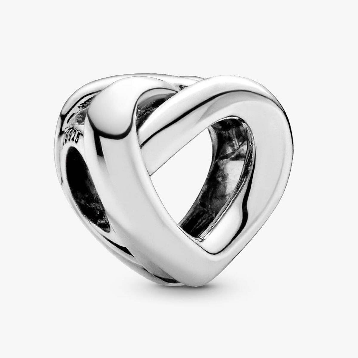 PANDORAは1982年にデンマーク・コペンハーゲンで誕生しました。現在、世界では100カ国以上で展開しているジュエリーブランドです。手ごろな価格でありながら、高品質な素材で手仕上げの精巧な作りが魅力です。スターリングシルバー製で手仕上げ...