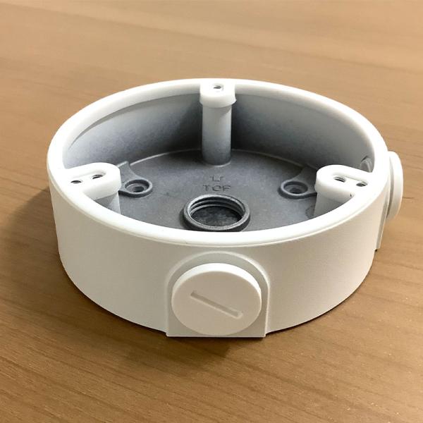 PFA136はDahua（ダーファ）製防犯カメラ用のジャンクションボックスです。適合するモデルであればジャンクションボックスへカメラを直付けでき、ケーブル部分をボックス内に収納することができます。また、配管コネクタの接続に対応します。ポール...
