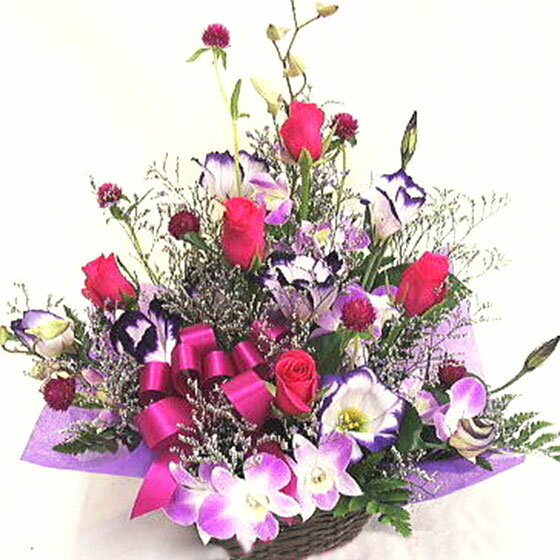 画像をクリックすると少し大きな画像が見れます 大きさ： | 高さ40cm 幅40cm 奥行き30cm ※商品の性質上それぞれ若干異なりますので目安としてご覧下さい 商品形態: | 生花アレンジメント 使用花材: | トルコギキョウ・バラ・デ...