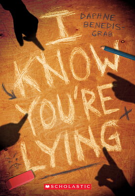 I KNOW YOURE LYING (A SECRETS Daphne BenedisーGrab SCHOLASTIC2022 Paperback English ISBN：9781338793987 洋書 Books for kids（...