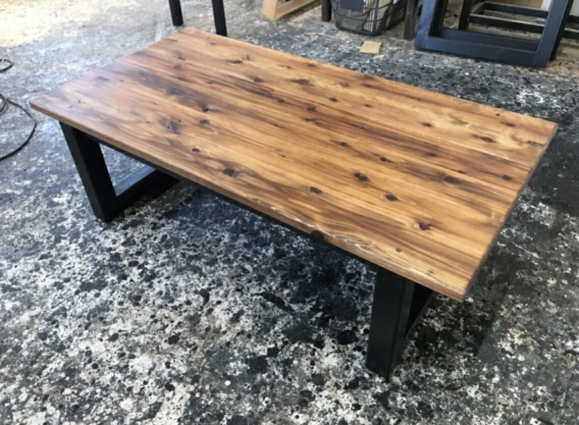 天然木を使用して、1点1点すべて「ハンドメイド」で製作しています。 合板、化粧板には出すことができない、天然木独特の風合いがあります。 家にいながら自然を感じることができると思います。 【サイズ】 幅1200mm×奥行き620mm×高さ37...