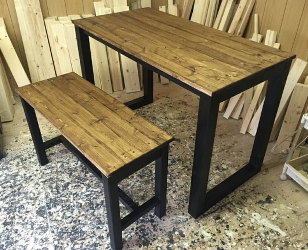 天然木を使用して、1点1点すべて「ハンドメイド」で製作しています。 また完成品をお届け致しますので、梱包を開封して頂ければそのままお使い頂けます。 （手間のかかる組み立てが一切いりません） 合板、化粧板には出すことができない、天然木独特の風...