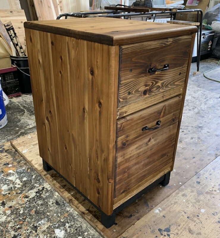 天然木を使用して、1点1点すべて「ハンドメイド」で製作しています。 また完成品をお届け致しますので、梱包を開封して頂ければそのままお使い頂けます。 （手間のかかる組み立てが一切いりません） 合板、化粧板には出すことができない、天然木独特の風...