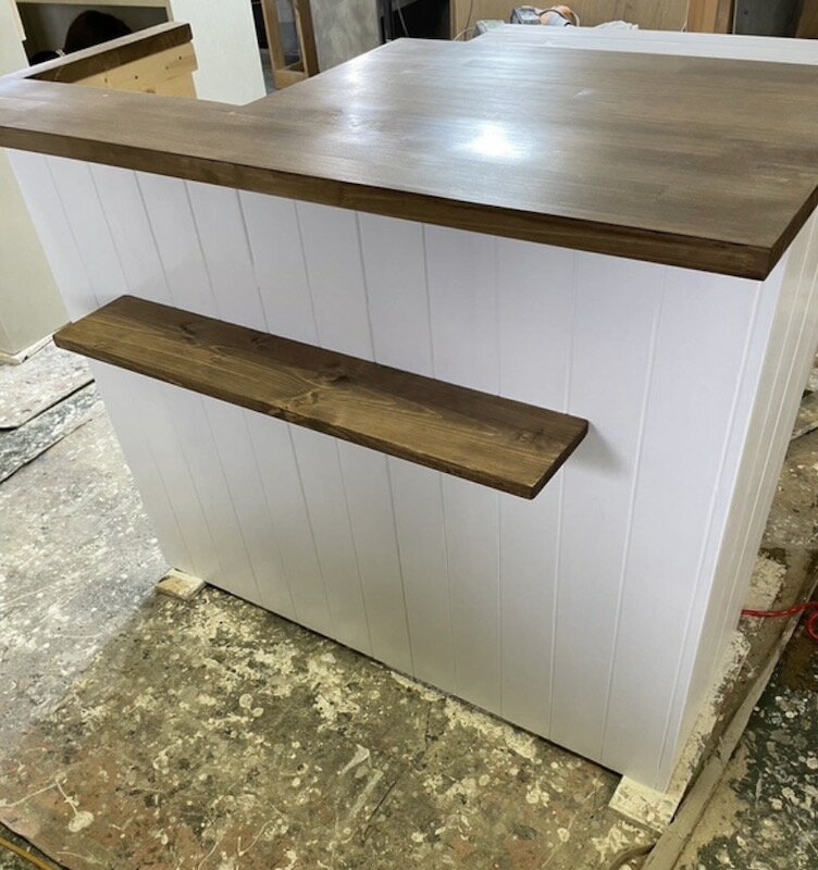 温もりのある天然木にオシャレな塗装を施しました。 お店のカフェカウンターやレジカンター、受付カウンターとしてご利用ください。 ◆商品SIZE◆ 幅140cm×高さ93cm×奥行き50cm オーダーサイズでのご注文も承っておりますのでお気軽に...