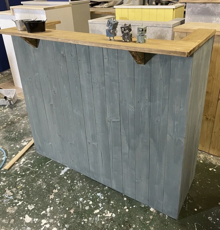 温もりのある天然木にオシャレな塗装を施しました。 お店のカフェカウンターやレジカンター、受付カウンターとしてご利用ください。 ◆商品SIZE◆ 幅120cm×高さ105cm×奥行き45cm 裏面は無塗装になります。 オーダーサイズでのご注文...