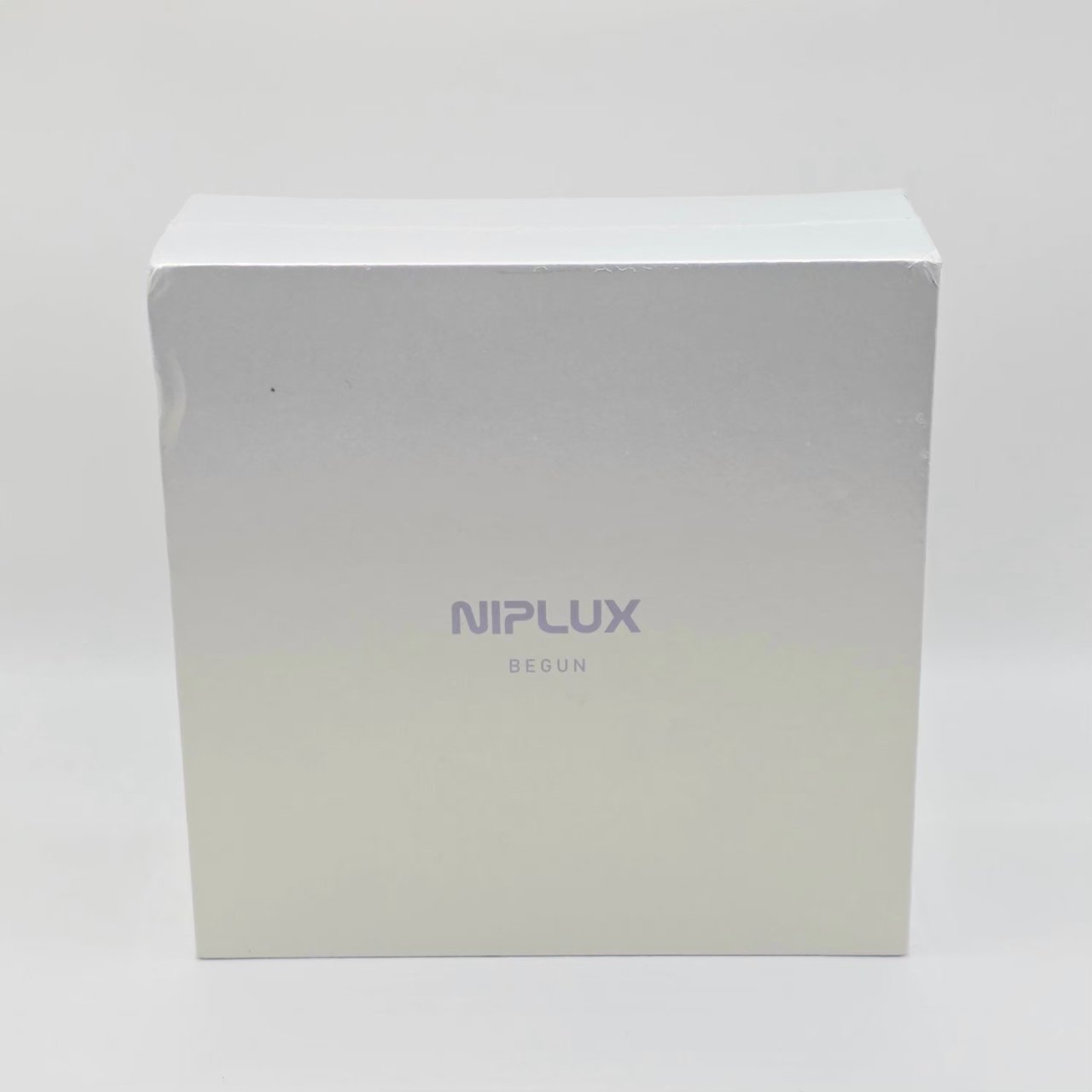 この商品について ・【筋膜ガン×リフトケア】NIPLUX BEGUNは、美しさを生み出すリフトアップ美顔器。筋膜ガンの常識を超え、硬くなった表情筋や頭皮をしっかりと動かすパワフルな振動で、リフトケアを実現します。 ・【3種類のアタッチメント...