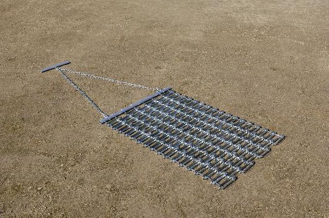 商品情報[ 商品詳細 ]●運賃ランク　39●主材スチール製、ユニクロメッキ仕上げ●金網幅約100×長さ約155cm、チェーン長さ約149cm●重さ23kG●グランドの地ならし以外には使用しないでください。1連は人・バイク用、2・3連は自動車...