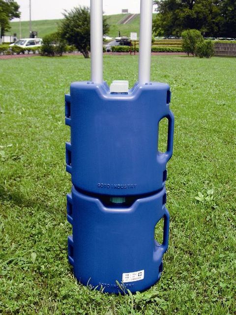 商品情報[ 商品詳細 ]●運賃ランク　4●ポリエチレン●直径26×高さ26cm●重さ1kG●水専用、注水式(満水時約10kG)●注水式の積み重ねが出来るテントウエイト28mm角、40mm丸パイプまで使用可能&nbsp;こちらの商品はメーカー...