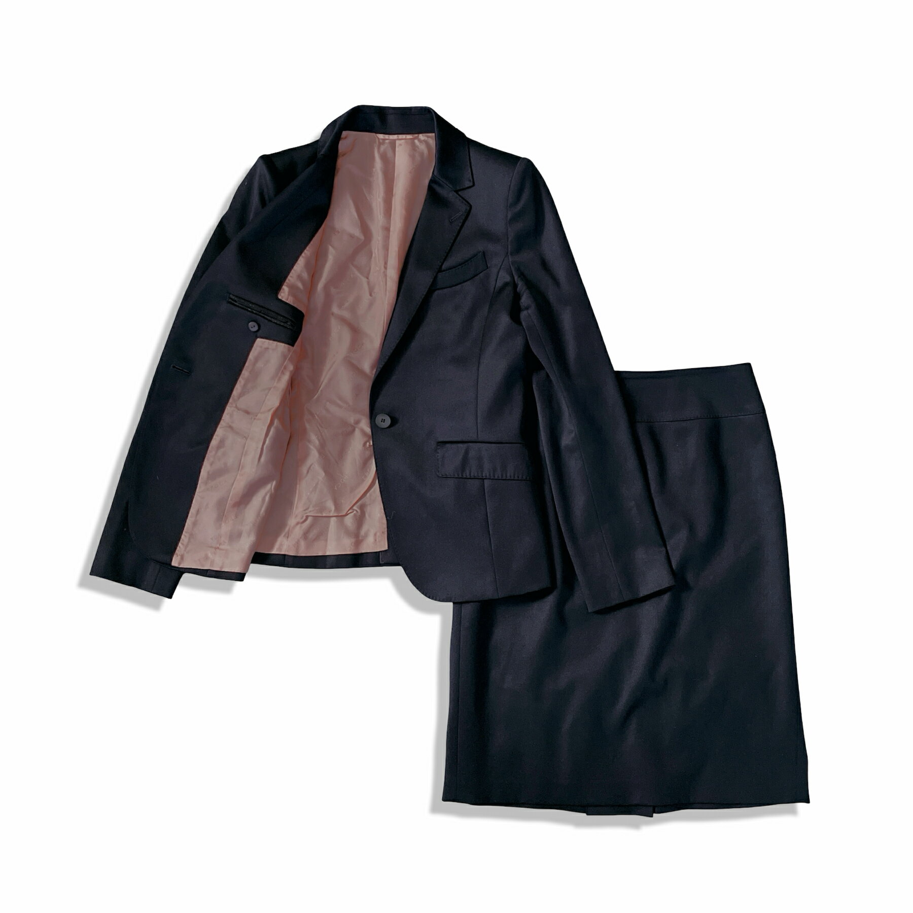 商品情報 特長 ビジネスシーン、フォーマルにお使い頂けるスカートスーツが入荷しました。サイズ／カラー／状態それぞれ一点ものですので、お早めのご検討をおすすめいたします。 ブランド名 EPOCA（エポカ） モデル - デザイン レディース 無...