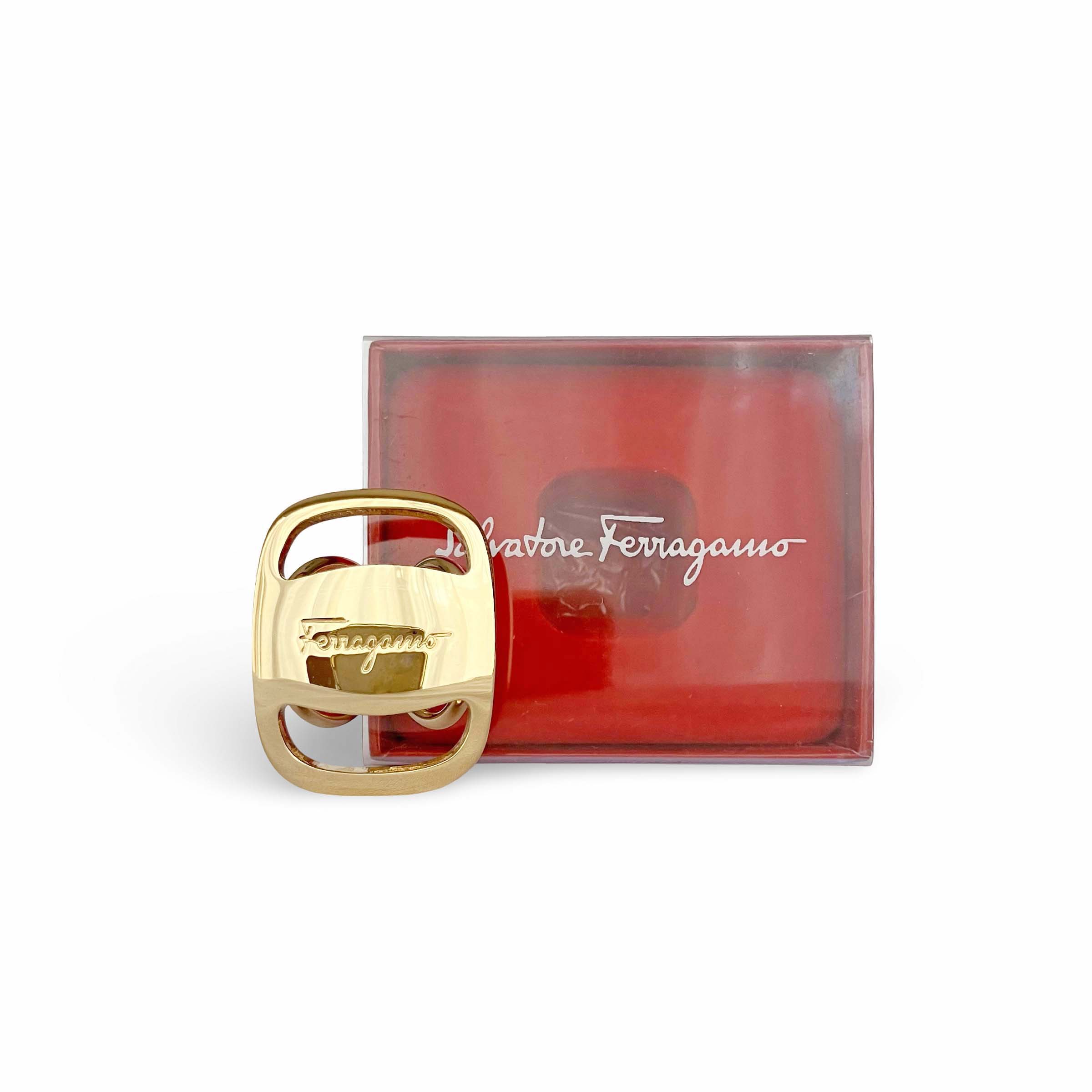 商品情報 特長 Salvatore Ferragamoのスカーフリングが入荷しました。 フェラガモを象徴する「ヴァラ・リボン」のプレートをモチーフにしたデザインが際立つ、品格ある一品です。 ゴールドカラーが上品な印象を演出し、幅広いシーンで...