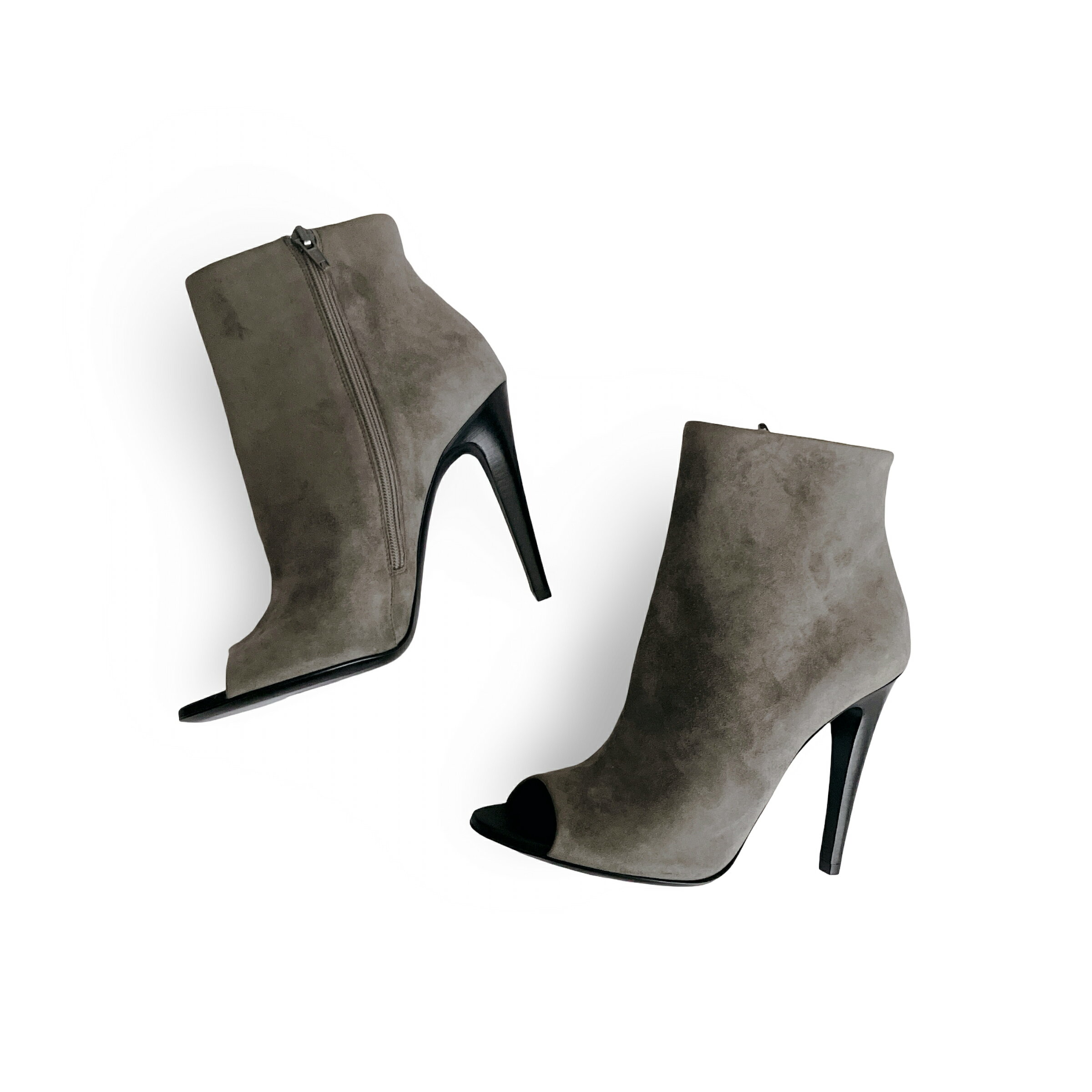 商品情報 特長 洗練されたシルエットと上質な素材使いが魅力の BOTTEGA VENETA ブーティ。 落ち着きのあるニュアンスカラーが上品な存在感を放ちます。 内側にはサイドジップを配し、着脱もスムーズ。すっきりとしたフォルムと美しいヒー...