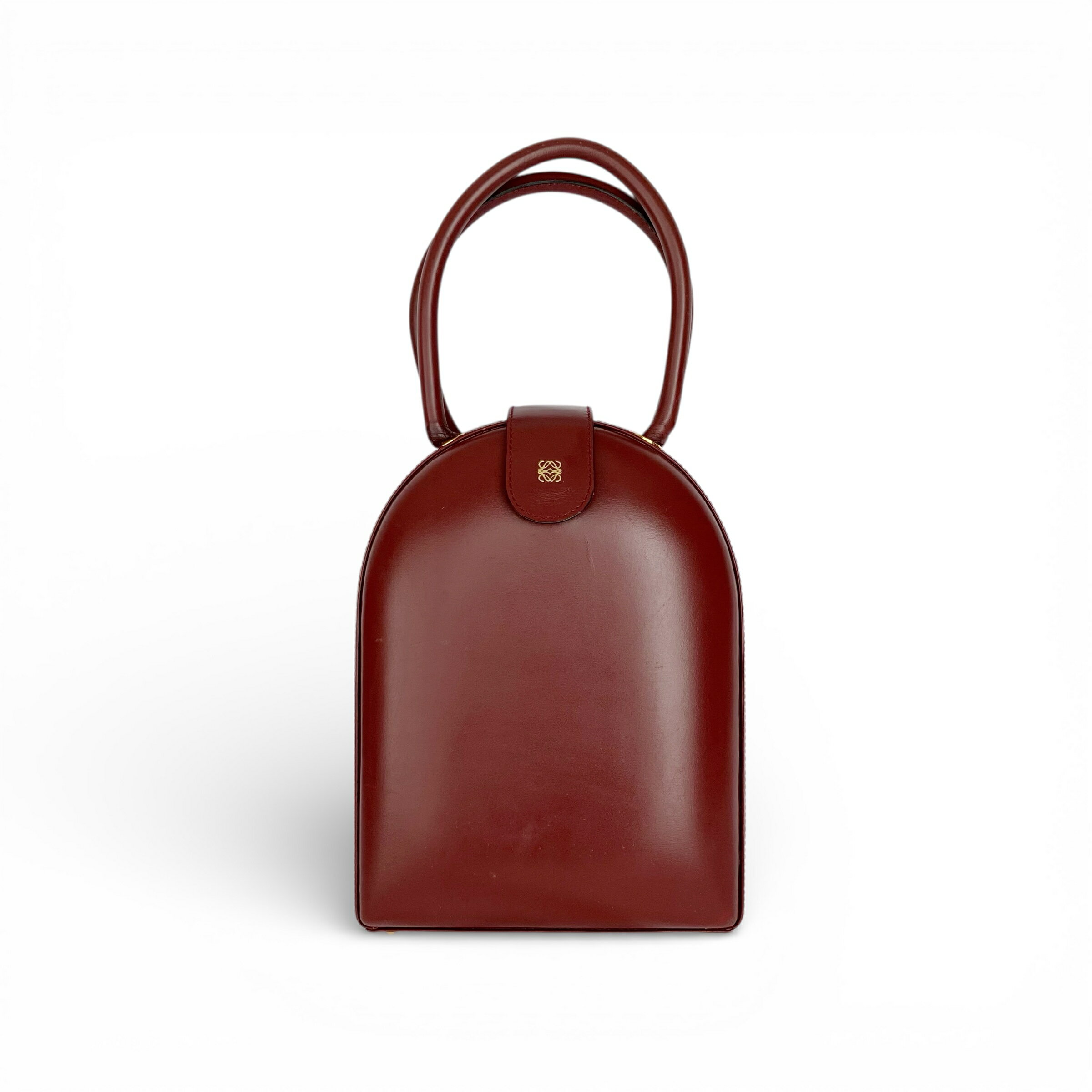 商品情報 特長 艶やかなボルドーカラーが目を惹く、LOEWEのエレガントなハンドバッグが入荷しました。ころんとしたアーチフォルムが印象的なデザインは、クラシカルでありながらどこかモダンな雰囲気も漂わせます。洗練されたシルエットとタイムレスな...