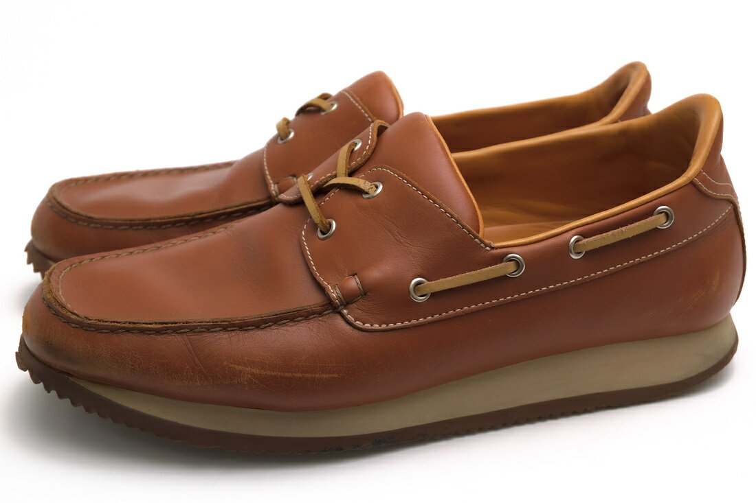 BRANDINGの全商品で利用可↓↓1%OFFクーポン↓↓HERMES エルメス デッキシューズ メンズ CANOE カノエ カーフレザー 牛革商品説明オレンジと黒のブランドカラー。馬具工房に由来するデュックとタイガーがロゴに描かれるブラン...