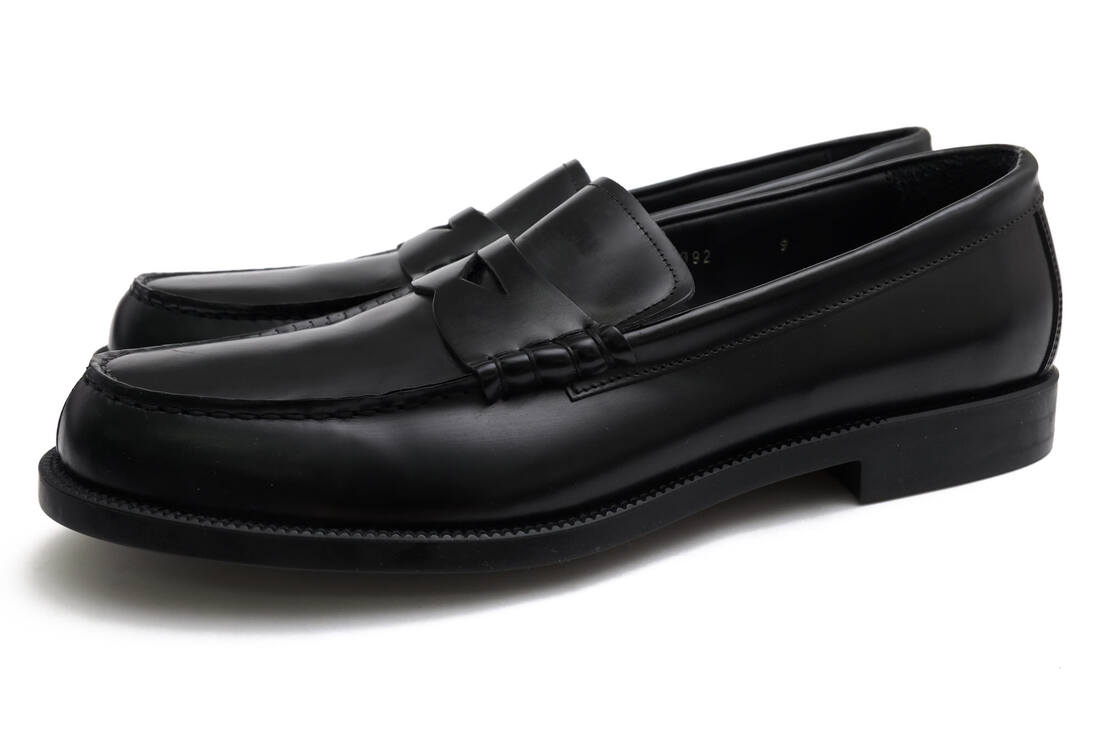 BRANDINGの全商品で利用可↓↓1%OFFクーポン↓↓EMPORIO ARMANI アルマーニ コインローファー メンズ X4A092 牛革商品説明高級服飾ブランドとして知られるアルマーニ。エンポリオレーベルの発端はニューヨークの高級百...