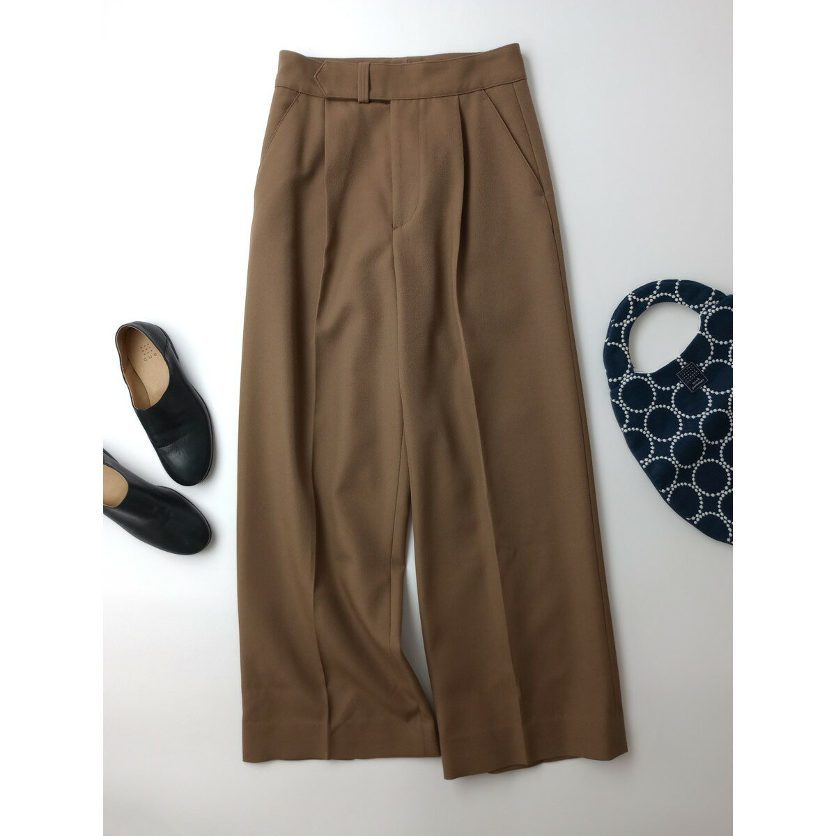 ■ 特徴： 23AW 定価47300円です。ウールを使用した素材で、綾がはっきりと立っているのと、張りがあるため立体的で美しいドレープが出るのが特徴のトラウザーズです。特にダメージもなくまだまだご愛用いただけます。 ■ サイズ： 2 実寸（...