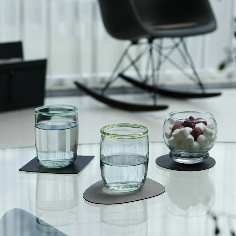 LIND DNA（リンドDNA）は、デンマーク発のデザインブランド。環境に配慮したリサイクルレザーを使用し、耐久性と美しさを兼ね備えたテーブルウェアを展開しています。「セリーン カーブコースター」は、ブランドの象徴ともいえる“Curve（カ...