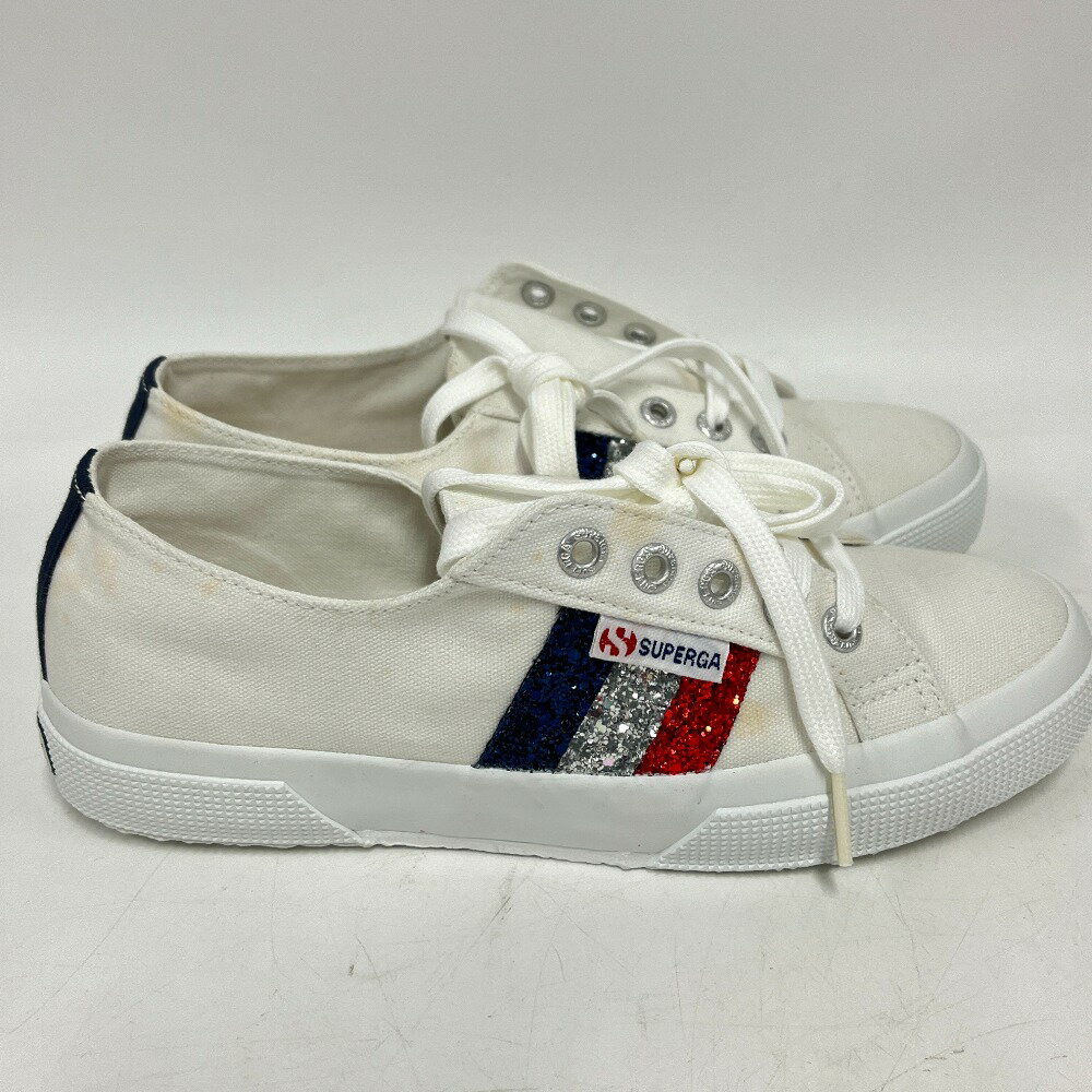 LIND DNA（リンドDNA）は、デンマーク発のデザインブランドで、リサイクルレザーを使用したテーブルウェアが人気です。「Serene カーブコースター」は、柔らかな曲線デザインが特徴のコースターで、カップやグラスを置いたときに余裕あるス...