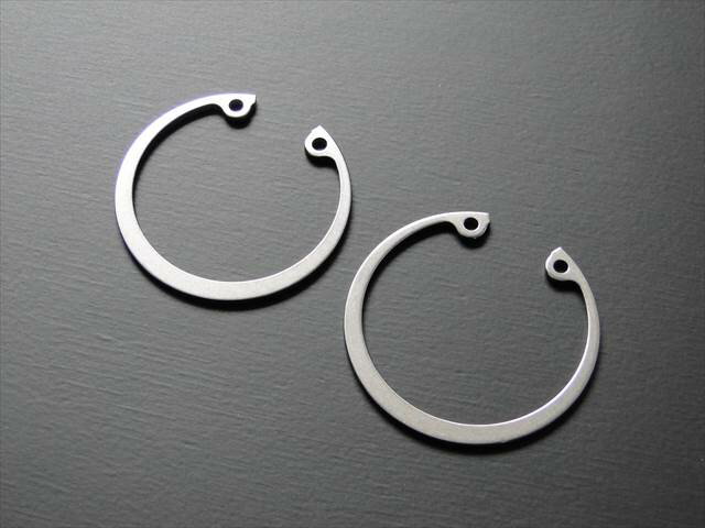 ■適応車種:ゼファー400全機種/ゼファーχの5本スポークホイール用。但し3本スポークには取付不可。 ■その他、逆車にはサイズが同じであれば装着できます。サイズは42mm用で円の外径mm。 ■概要:純正品番92033-1041に対応。 ■備...