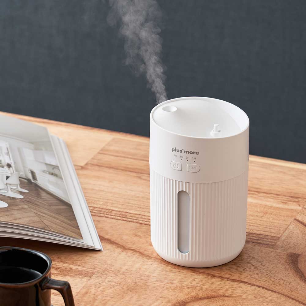 上部給水加湿器が、充電式になりました。 こんな小さな上部給水加湿器が登場。デスクやベッドサイドでも、どこでも気軽に加湿できます。はずみで倒してしまっても、密封性の高い蓋により中の水がこぼれにくくなっている加湿器です。また、タンクに施された抗...
