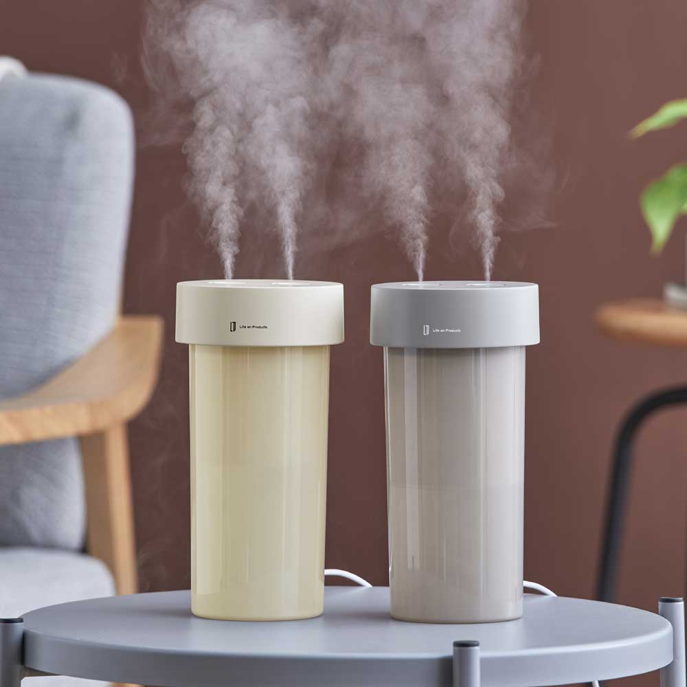 ミストを送風して広範囲を加湿するファン内蔵加湿器 コンパクトながらタンクは大容量800ml。超音波加湿器には珍しいファン内蔵タイプで、送風で広範囲にミストを届け、お部屋を加湿します。ミスト噴霧は2つの噴霧口から出るデュアルミストに加え、左右...