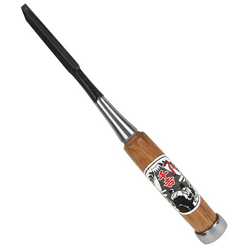 職人の技が冴える本鍛造手造り仕上げです。木材のホゾ穴加工作業等最も基本的なノミで、組み手部分の加工をはじめ、広い用途に使用されます。●刃巾：6mm※木工用です。用途以外では使用しないでください。※刃物ですので、取扱いには充分注意してください...