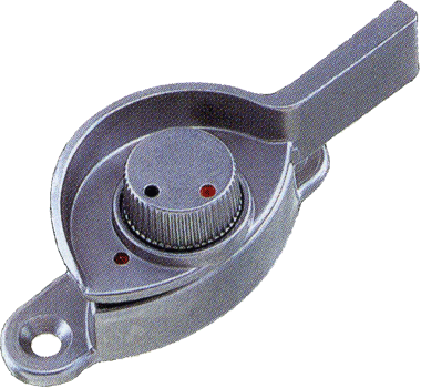 こちらの商品は窓の補助錠「クレセント錠」です。このクレセント錠タイプは右用・左用の区別があります。