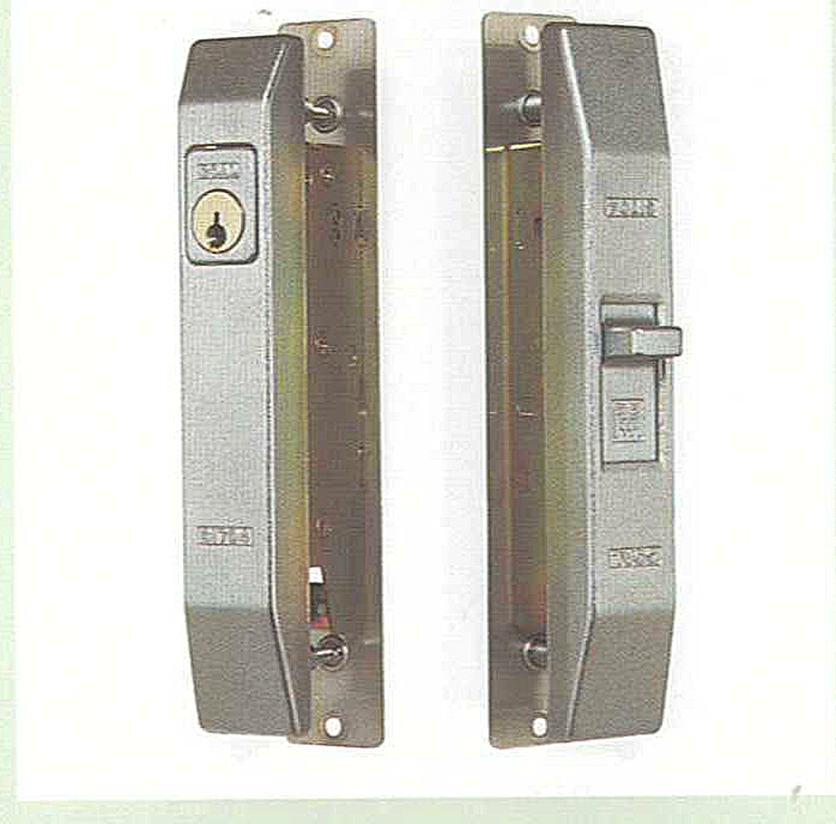 当店取り扱い引き違い戸の錠前寸法表←商品が見つけられない時など参考にして下さい 商品番号 FSKH-70 寸法確認箇所 印刷用　クリック！ 整理番号 FSKH-70　汎用錠シルバー サッシメーカー 錠前メーカー 形式 締り 内部形式 フロン...