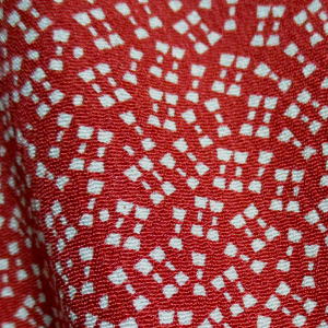 素材 色柄など 　【生地について】 　絹100％　日本製品　 　小紋着物用の呉服生地 　小さいシボの凹凸あり縮緬織り 　縫いやすい軽やかな生地 　和小物作りや作り帯や手芸材料、服飾用途に 　お求めの方が多いです。 【生地色】 　落ち着いた茜...