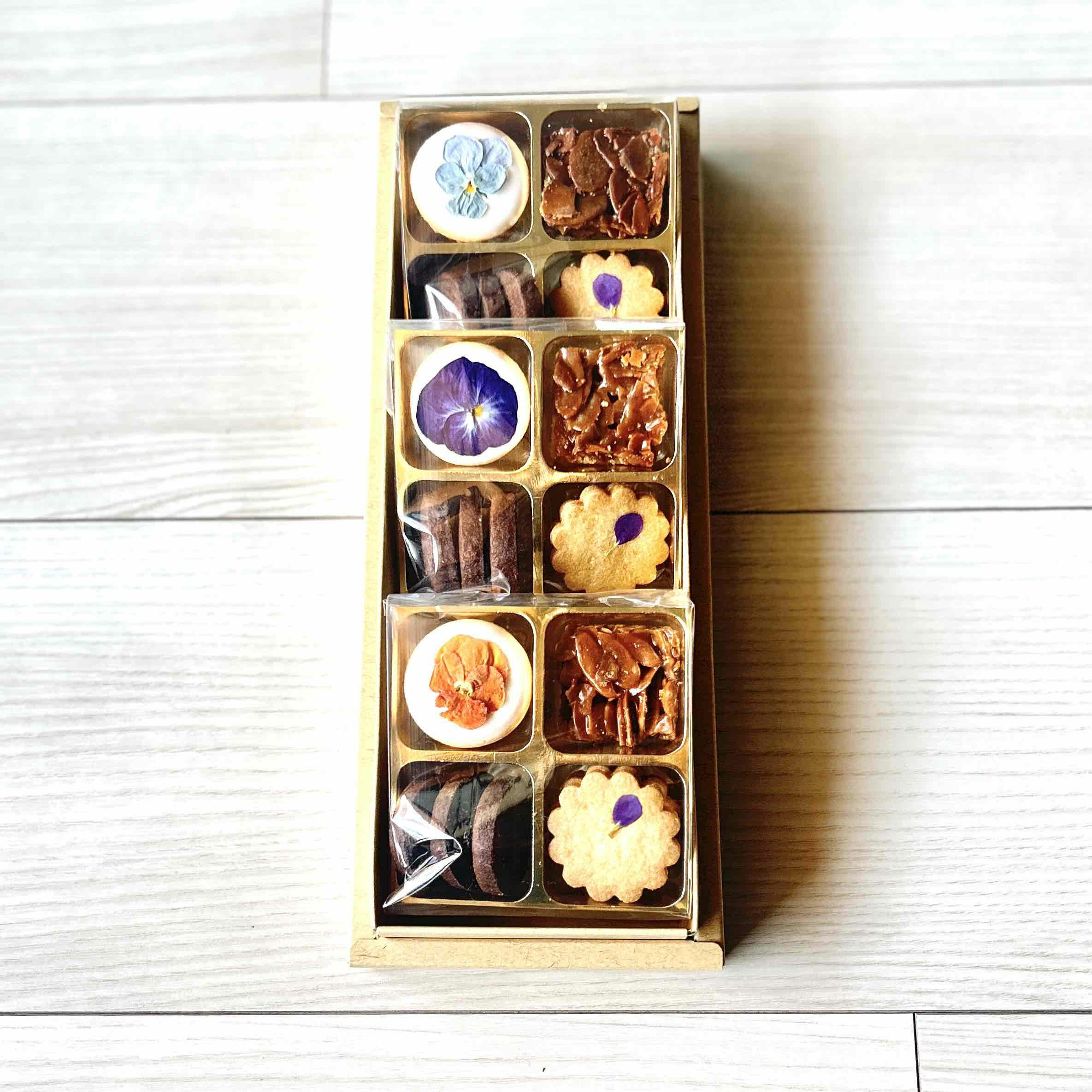 ※個包装の大きさ　　8cm×8cm ※ギフト箱の大きさ　 3個入り 26cm×10cm 6個入り 26cm×17cm 6個入り 26cm×26cm 商品名お花のクッキーギフト保存方法25℃以下の冷暗所保存特徴クッキーギフト原材料小麦粉(小麦...
