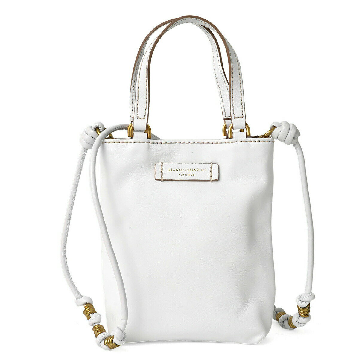 スムースレザーを使用したミニバッグ。シンプルなシルエットに結び目（ノット）ディテールがあしらわれたストラップがエレガントな印象。マグネットクロージャ—タイプで安心感もありつつ、手荷物を楽に出し入れできます。最低限の必需品は収まるので、身軽に...