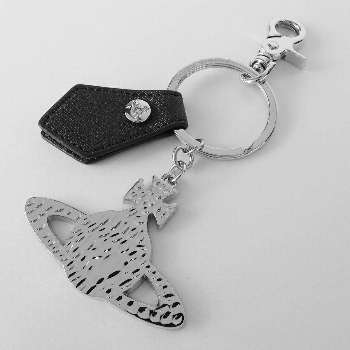 ヴィヴィアン・ウエストウッドを象徴するORBモチーフを主役にした、存在感のあるキーリング。ハンマード加工を施した立体的なORBが、メタル特有の陰影と重厚感を際立たせ、ブランドらしいエッジの効いたデザインに仕上げられています。上部にはナスカン...