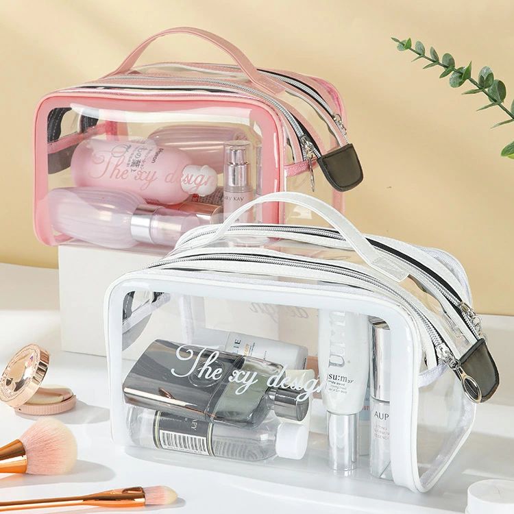商品情報：トラベルポーチ 素材：ポリエステル、PVC カラー：ピンク、ホワイト 生産国：中国 【注意事項】 1、PC環境?光の具合により、色や素材のイメージが写真と若干異なる場合がございます。 2、商品写真はできる限り実物の色に近づけるよう...