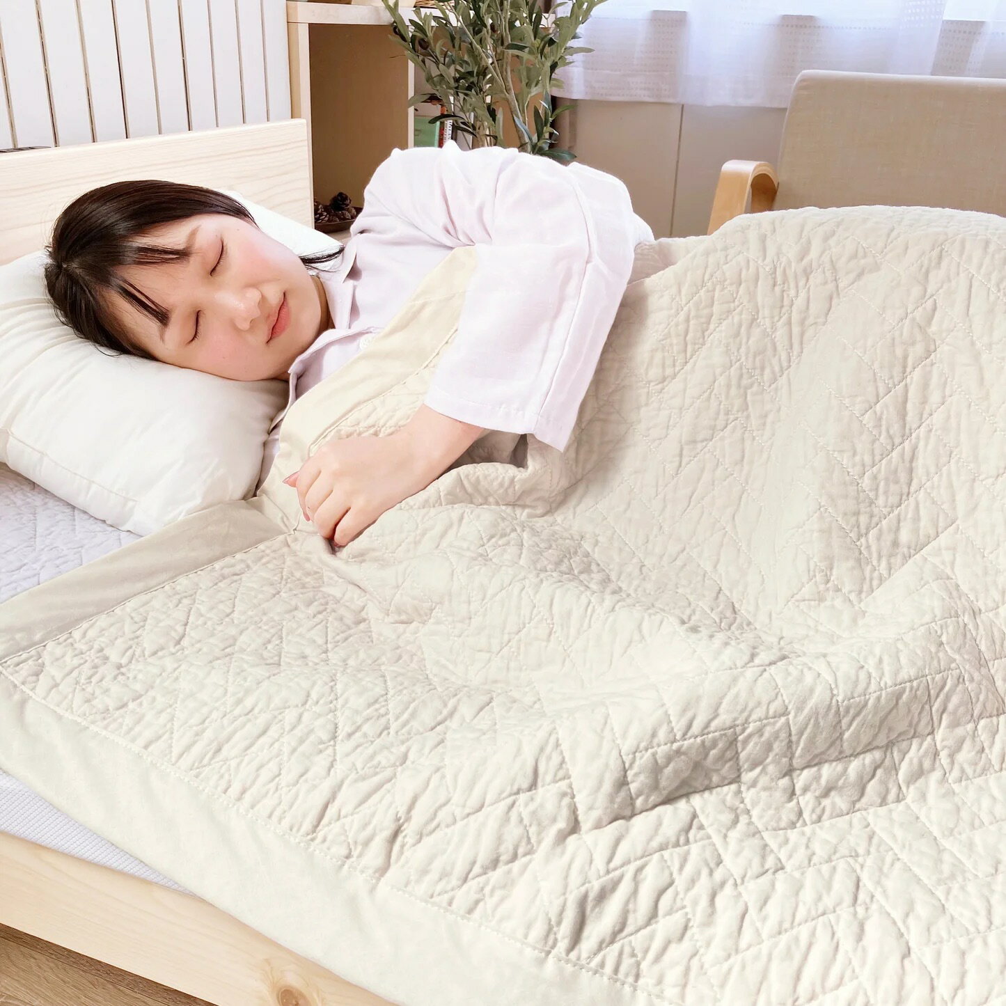 商品名キルトケット表・裏生地綿100％詰めもの綿100％詰めもの重量0.4kgサイズ140×200cmカラーピンク・ベージュ・グレー生産国中国製製造メーカーロマンス小杉そのウォッシャブルウォッシュキルト加工晒し綿わた注意事項■素材の特性上、...