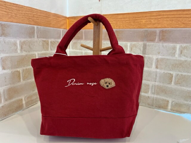 サイズ 横約34cm×縦約13cm×マチ約13cm 材質 綿100％ 色 レッド 商品説明 ビビットカラーのトートにオリジナルワッペンと刺繡が施されています。うちにポケットがございます。 ●ネコポス便対応の商品です。（2個まで） ●ご注文を...