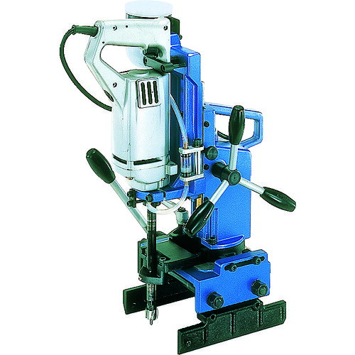 【特長】●リップ溝形鋼（Cチャンネル）加工時最大150mmの母屋・胴縁穴あけが可能です。●角パイプ100mmの貫通穴あけが簡単にできます。（穴あけサイズφ15、φ17、φ18）（AMT-18）●スライド機構です。（最大75mmピッチ）（AM...