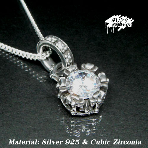 シルバー925使用/10mm径の大粒のキュービックジルコニアがはめ込まれた王冠形のペンダントトップ10mm径の大粒のキュービックジルコニアがはめ込まれた王冠形のペンダントトップ。 ☆写真のチェーンは参考商品、別売りです。 素材： silve...