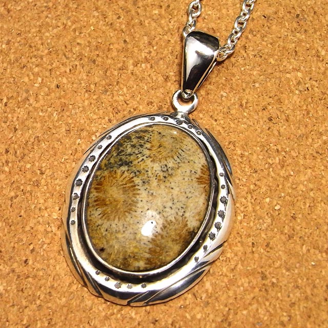 珊瑚の化石フォッシルコーラルを使ったハンドメイドペンダントトップです。 フォッシルコーラルは過去のトラウマを乗り越える力がある石と言われています。又、古来より邪気を避けるお守りとして重宝されてきました　　フォッシルコーラルペンダントトップ古...