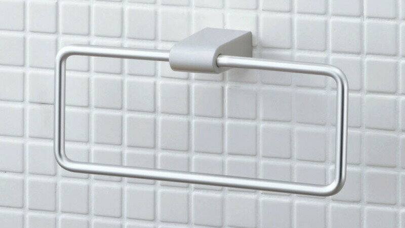 樹脂アクセサリーどんな空間にも溶け込む、すっきりシンプルデザインで統一された樹脂アクセサリーシリーズ。寸法：210(φ8)×58×96カラー：パールシルバー材質：〈ブラケットカバー〉ABS樹脂(塗装)〈リング〉アルミご不在時の商品配達のご連...