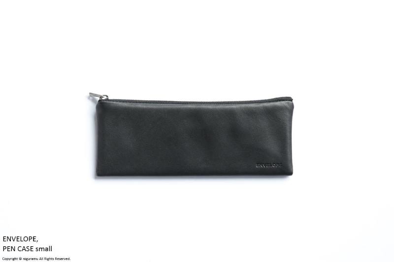 PEN CASE 205"W × 90"H × 5"D mm 重量: 34 g PEN CASE small 185"W × 70"H × 5"D mm 重量: 26 g 材質 牛革 柔らかくなめした牛革素材を使用した心地よい手触りと、無駄...