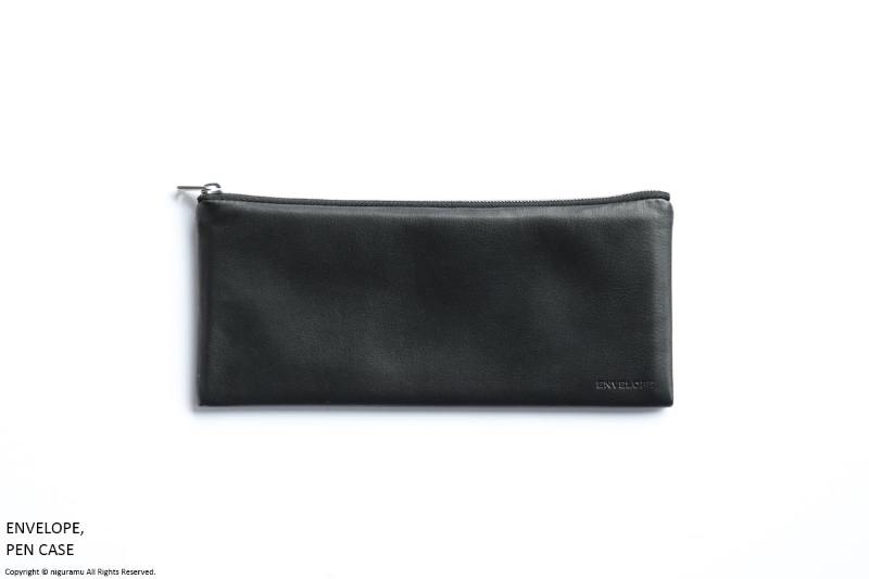 PEN CASE 205"W × 90"H × 5"D mm 重量: 34 g PEN CASE small 185"W × 70"H × 5"D mm 重量: 26 g 材質 牛革 柔らかくなめした牛革素材を使用した心地よい手触りと、無駄...