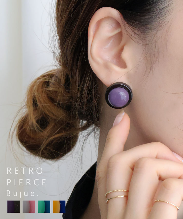 商品詳細 サイズ(cm) 直径約1.5 素材 アクリル メッキ 仕様 ポスト部分：ニッケルフリー 重さ(g) 3.5 コメント 耳元を飾るレトロデザインがかわいいピアス。 存在感のあるモチーフが、耳元を華やかに仕上げ、 シンプルなコーディネ...