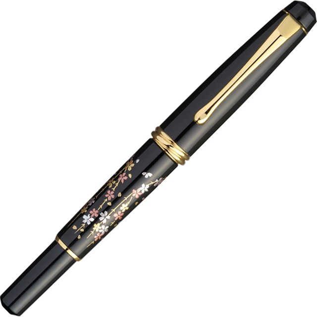 &nbsp;呉竹&nbsp;0742-50-2050●日本の伝統工芸「蒔絵」。●その美しい模様を現代技術で夢銀河の軸に再現しました。●穂先にいたち毛を使用した本格派。●使うほどに手になじみ、細部に渡るこだわりが、書く喜びを満たしてくれます。