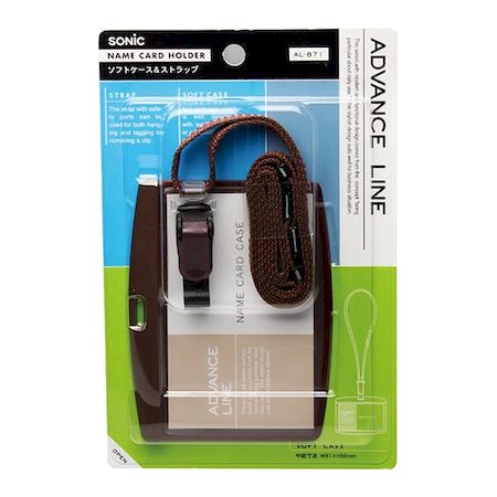【商品説明】●デザイン系ソフト表示面＆ステッチ入りストラップ●開閉式ソフト表示面●タッグ式、吊下げ式でも用途別で使い分け●脱着可能なバンドクリップ●安全パーツ／ひも長さ調節機能●ステッチ入りのひも●紐：約90cm(巾10mm)●中紙：91×...