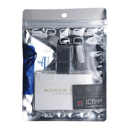 【商品説明】●未来的なデザインフォルムのIC認証用伸縮リールとカードケース●ダブルのロック機構で大切なICカードを落としにくい●ICカード（86×54mm）を2枚収納出来ます。●安全パーツ付●長さ調整機能付●紐：約90cm(巾9mm)●中紙...