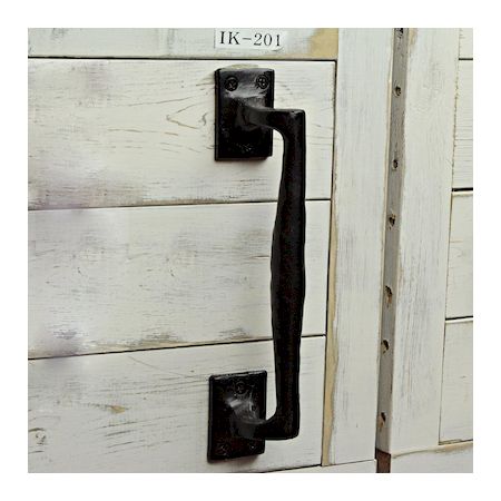 【商品説明】●シンプルで落ち着いた色合いの取っ手です。●ドア、家具用の取っ手としてご使用ください。●家具の模様替え、DIYに使用し、自分好みのお部屋に！●※ビスを締めすぎると破損する恐れがあります ●※取付け後にしっかり固定されていることを...