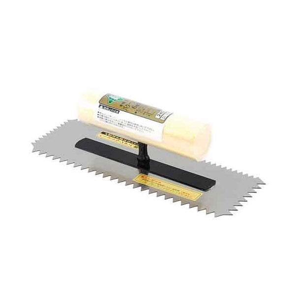 【用途】モルタルの模様つけ、タイル作業のクシメつけ。【機能・特徴】シンナー類(有機溶剤)で洗えます。【仕様】●サイズ：240mm。●板厚：0.5mm。●のこ目(6mm・9mm)。●コテ板：焼入鋼。●柄：木。【注意事項ほか】作業箇所にあったコ...