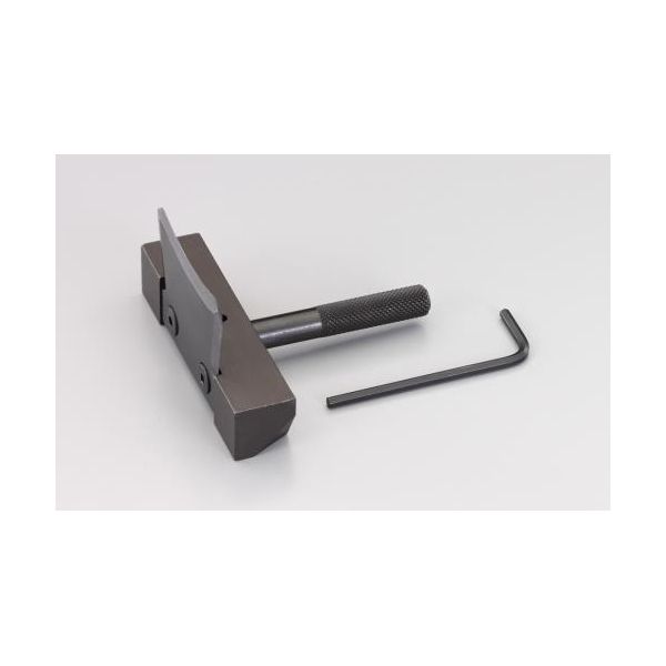 エスコメーカーお問い合わせ：06-6532-6226●本体サイズ…70×16mm●刃サイズ…47(W)×28(D)×1.6(H)mm●重量…155g●シールパッキンで止めてあるオイルパンを外す際のカッターです。●オイルパンのボルトを外した後...