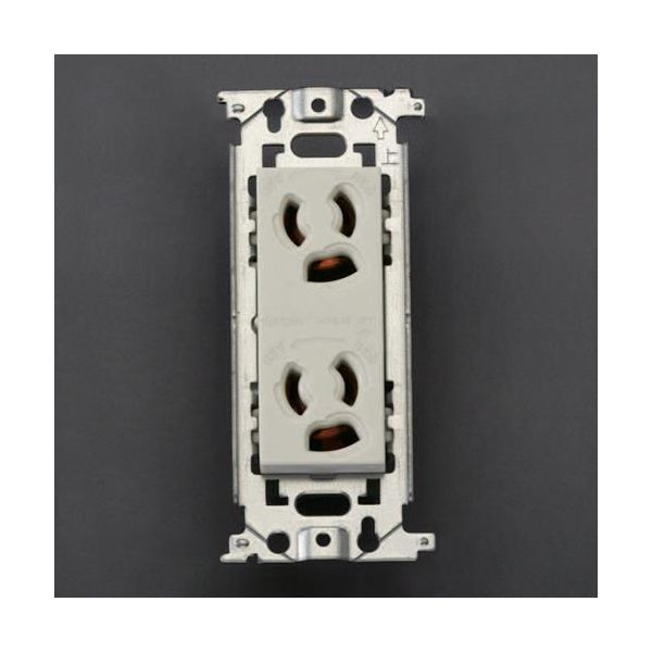 エスコメーカーお問い合わせ：06-6532-6226●定格容量…15A 125V●差込み口…2個●仕様…抜け止め接地付●サイズ（コンセント部）…48×110×30.6(D)mm●OA機器・電源プラグの外れ防止に●フルカラー3個用プレート適合...