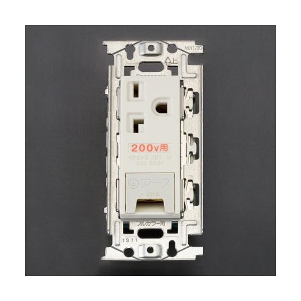 エスコメーカーお問い合わせ：06-6532-6226●定格容量：20A 250V●サイズ：48×110×31(D)mm●フルカラー3個用プレート適合●送り端子なし●アースターミナル付●適用電線：電源線：φ2、2.6mm Cu　単線専用、アー...